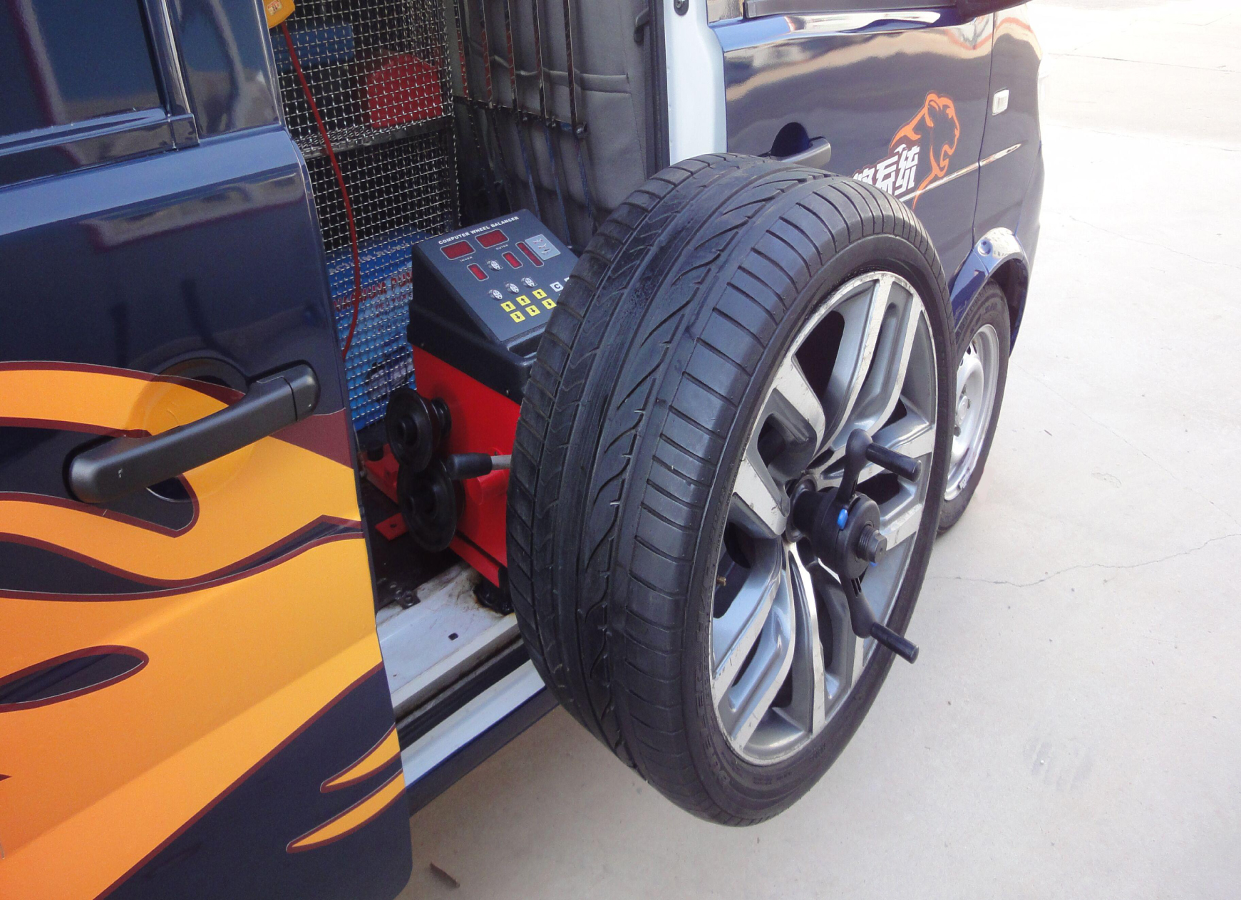 Wheel Balancers :: WHEEL BALANCER MOBILE FOR VANS AEWB820C